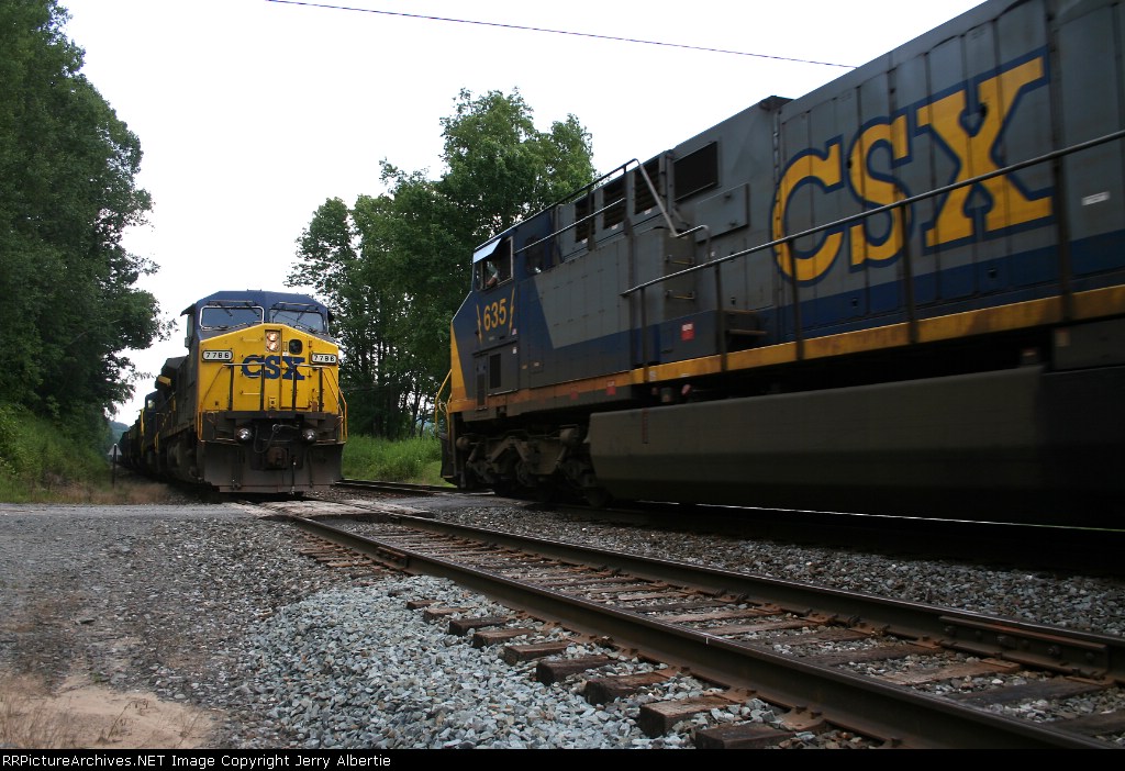 CSX 635 meets SU403 at CP Nobody